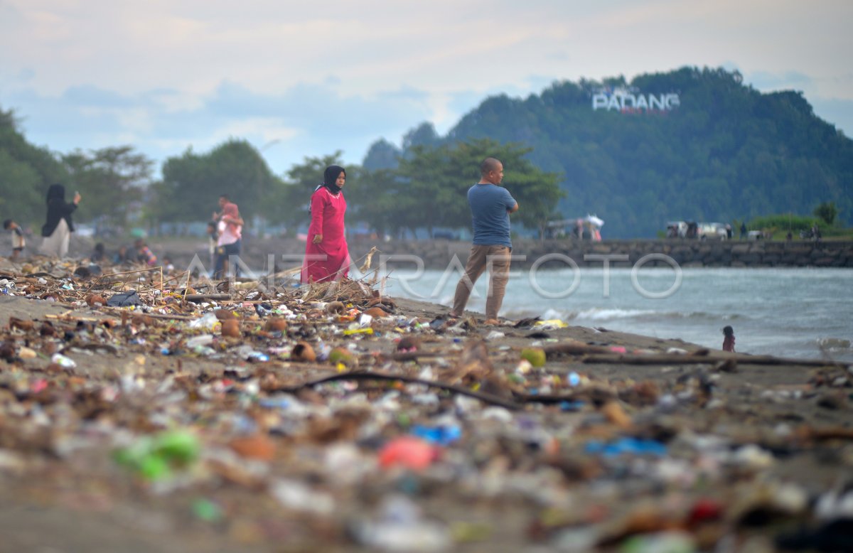 Wisatawan terganggu sampah di Pantai Padang | ANTARA Foto