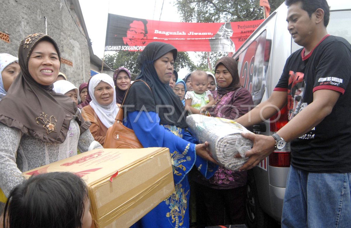 BANTUAN PENANGGULANGAN BANJIR | ANTARA Foto