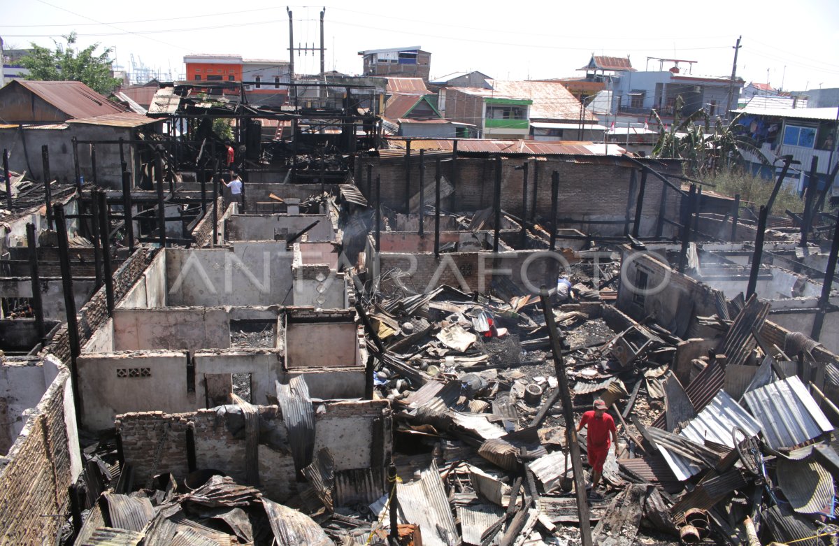 KEBAKARAN PEMUKIMAN PADAT PENDUDUK DI MAKASSAR | ANTARA Foto KEBAKARAN PEMUKIMAN PADAT PENDUDUK DI MAKASSAR | ANTARA Foto