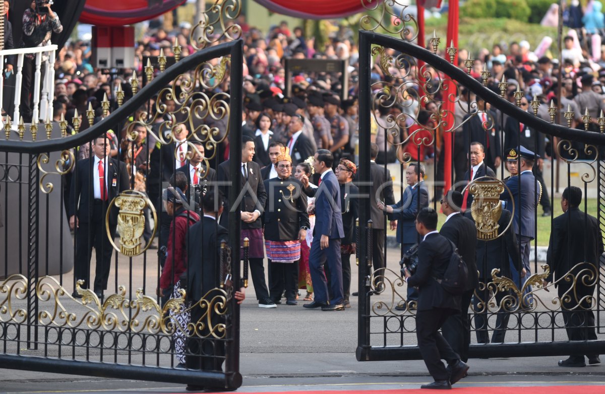 UPACARA PENURUNAN BENDERA MERAH PUTIH DI ISTANA MERDEKA | ANTARA Foto