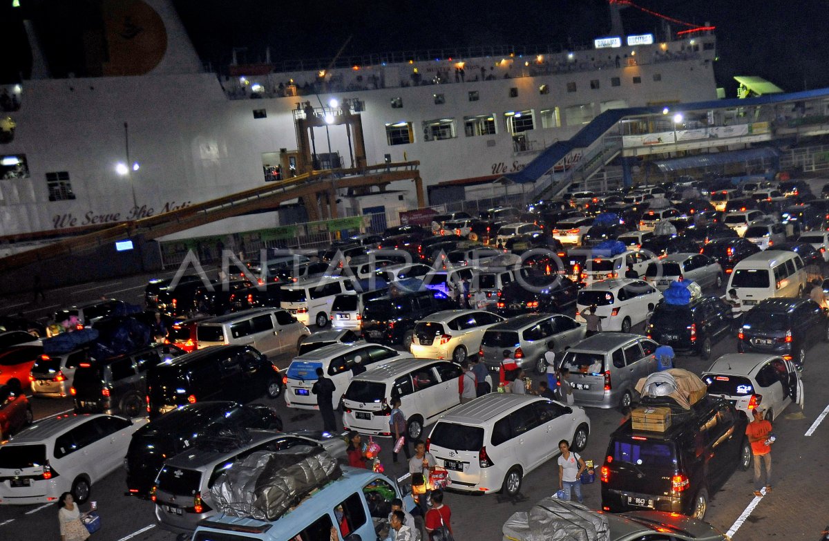 PUNCAK ARUS MUDIK PELABUHAN MERAK | ANTARA Foto