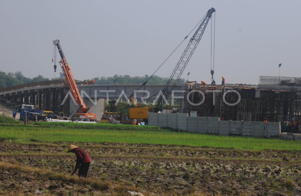 PEMBANGUNAN JALAN TOL SOLO-KERTOSONO | ANTARA Foto PEMBANGUNAN JALAN TOL SOLO-KERTOSONO | ANTARA Foto