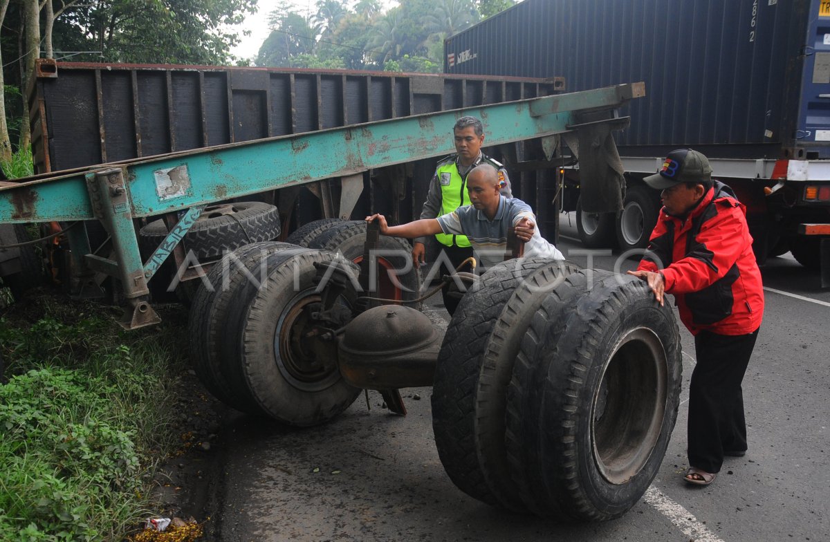 KECELAKAAN TRUK KONTAINER | ANTARA Foto
