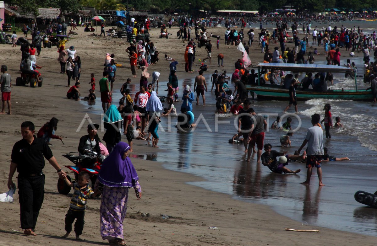 PASIR PUTIH ANYER | ANTARA Foto
