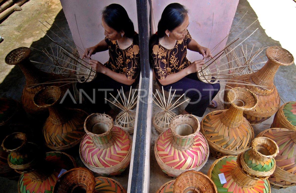 KERAJINAN GUCI BERBAHAN BAMBU | ANTARA Foto