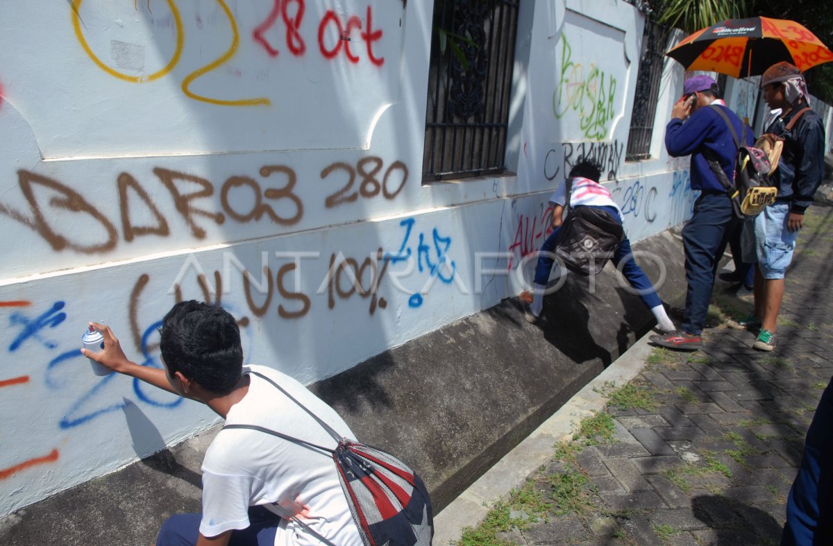 AKSI CORET TEMBOK | ANTARA Foto AKSI CORET TEMBOK | ANTARA Foto