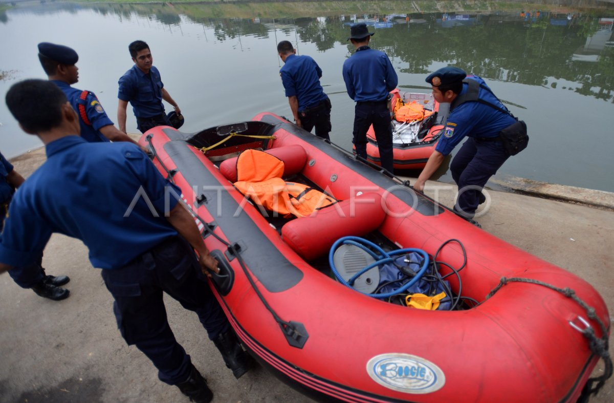 LATIHAN TANGGAP BENCANA | ANTARA Foto