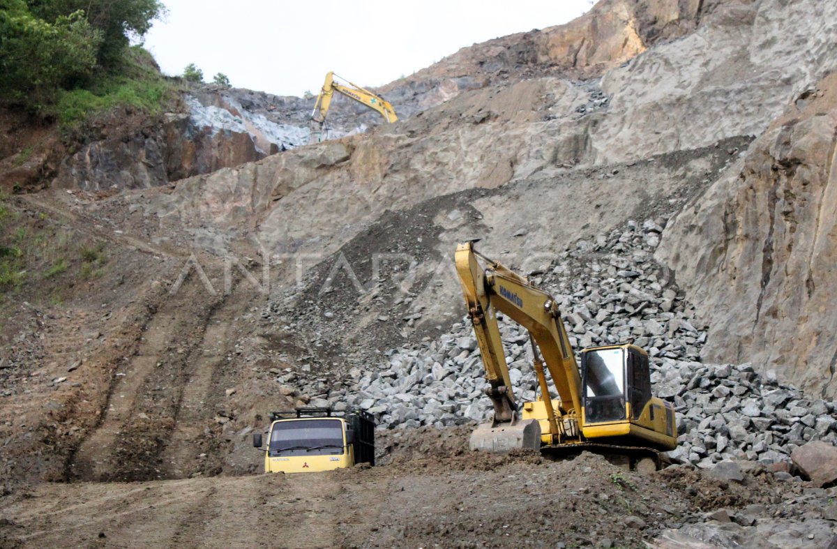 TAMBANG GALIAN C PACITAN | ANTARA Foto