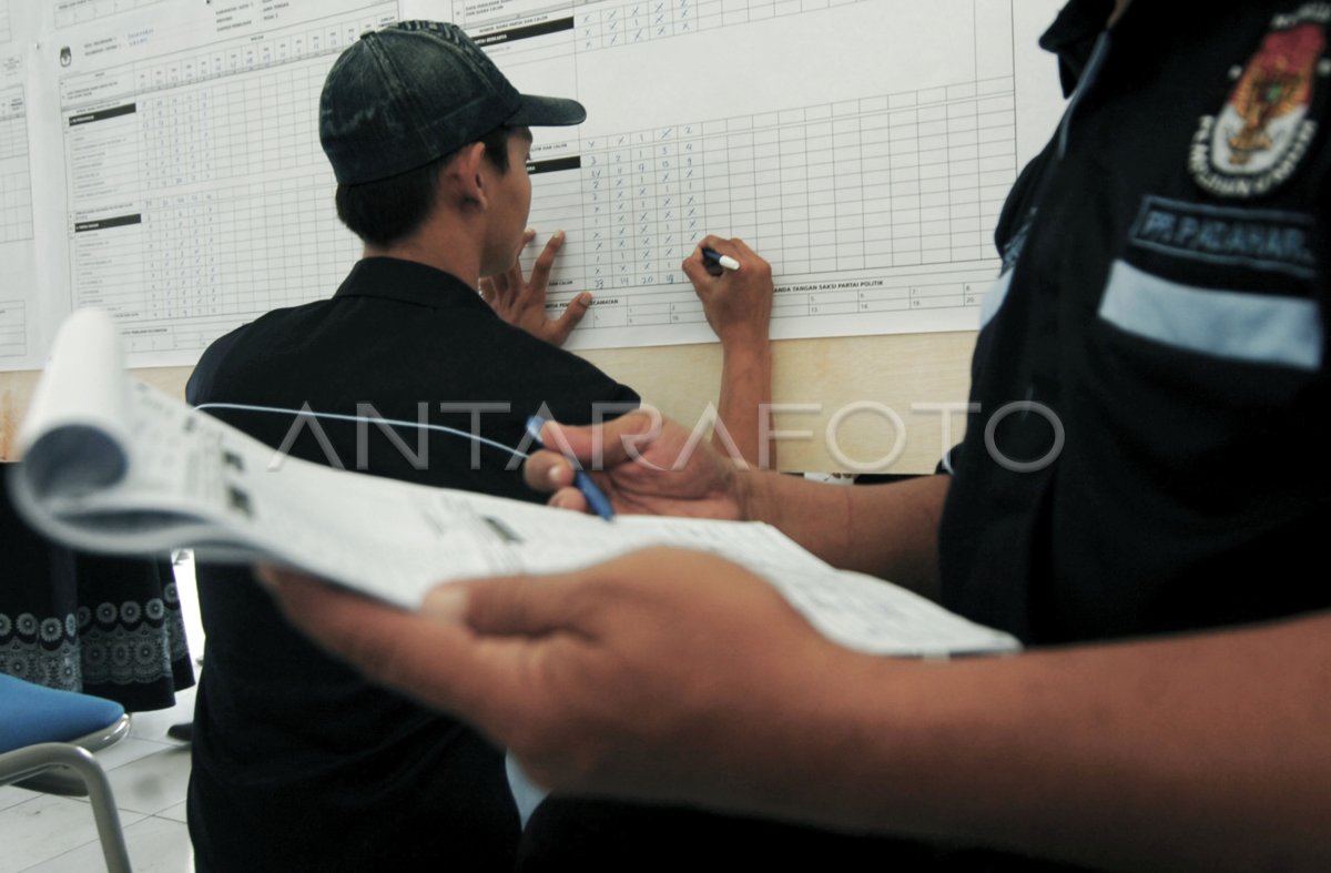 PENGHITUNGAN SURAT SUARA | ANTARA Foto