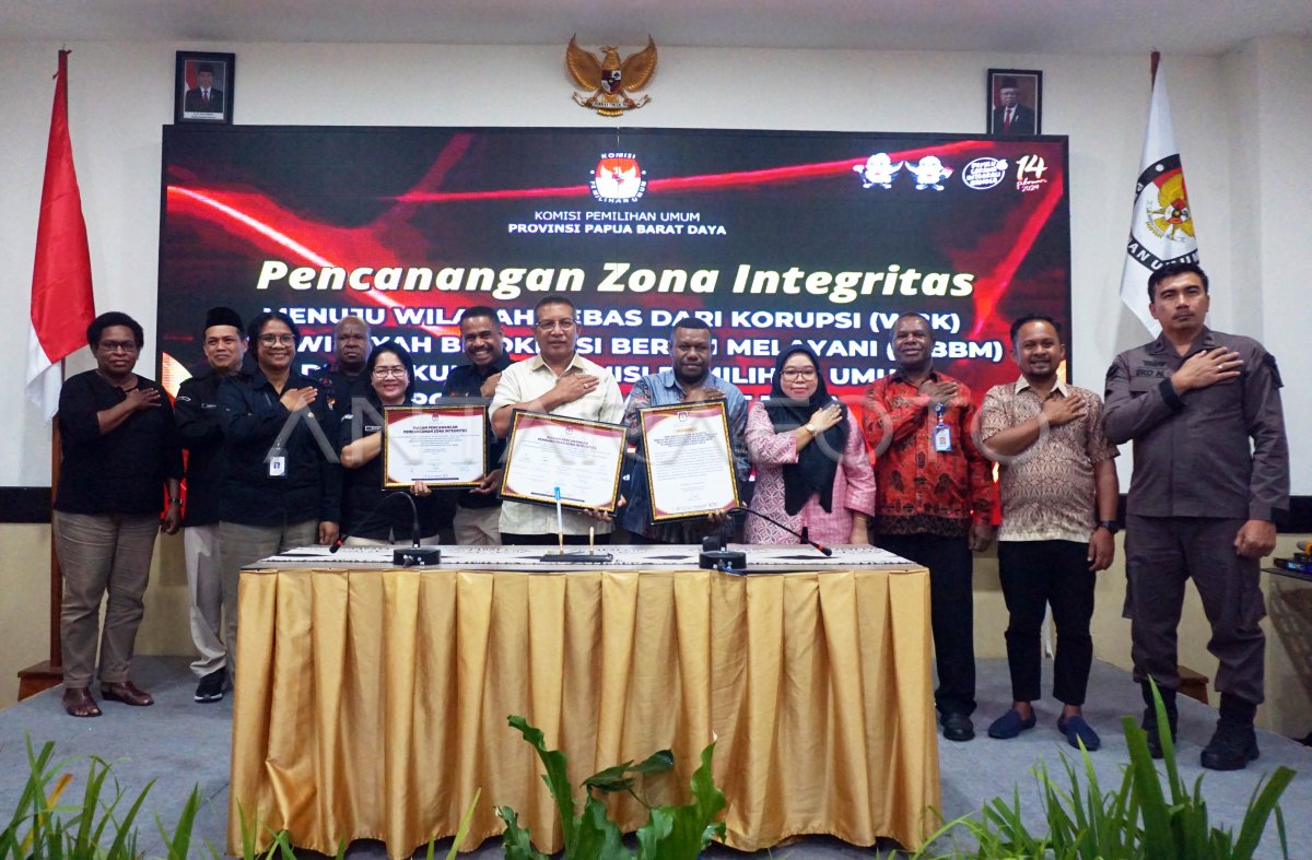 Pencanangan zona integritas KPU Papua Barat Daya | ANTARA Foto Pencanangan zona integritas KPU Papua Barat Daya | ANTARA Foto
