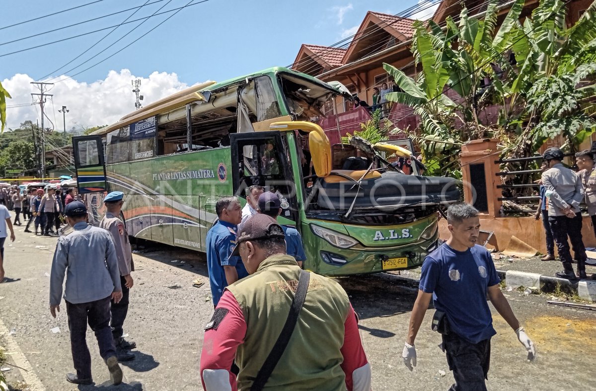 Kecelakaan bus ALS di Padang Panjang | ANTARA Foto