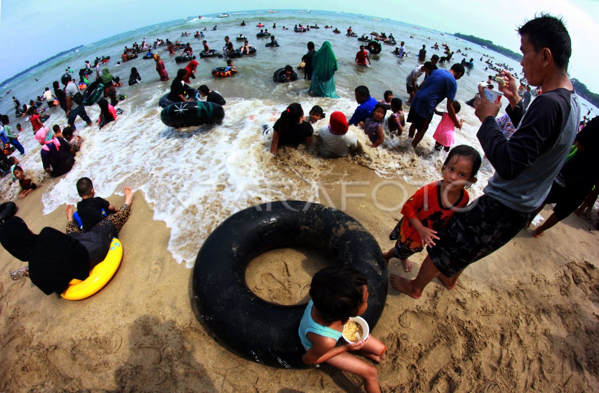 WISATA PANTAI KEMBALI RAMAI SETELAH TSUNAMI | ANTARA Foto