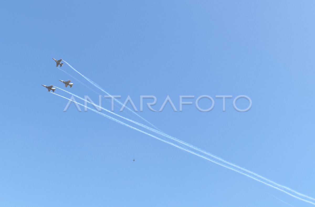 LATIHAN MANUVER PESAWAT TEMPUR | ANTARA Foto