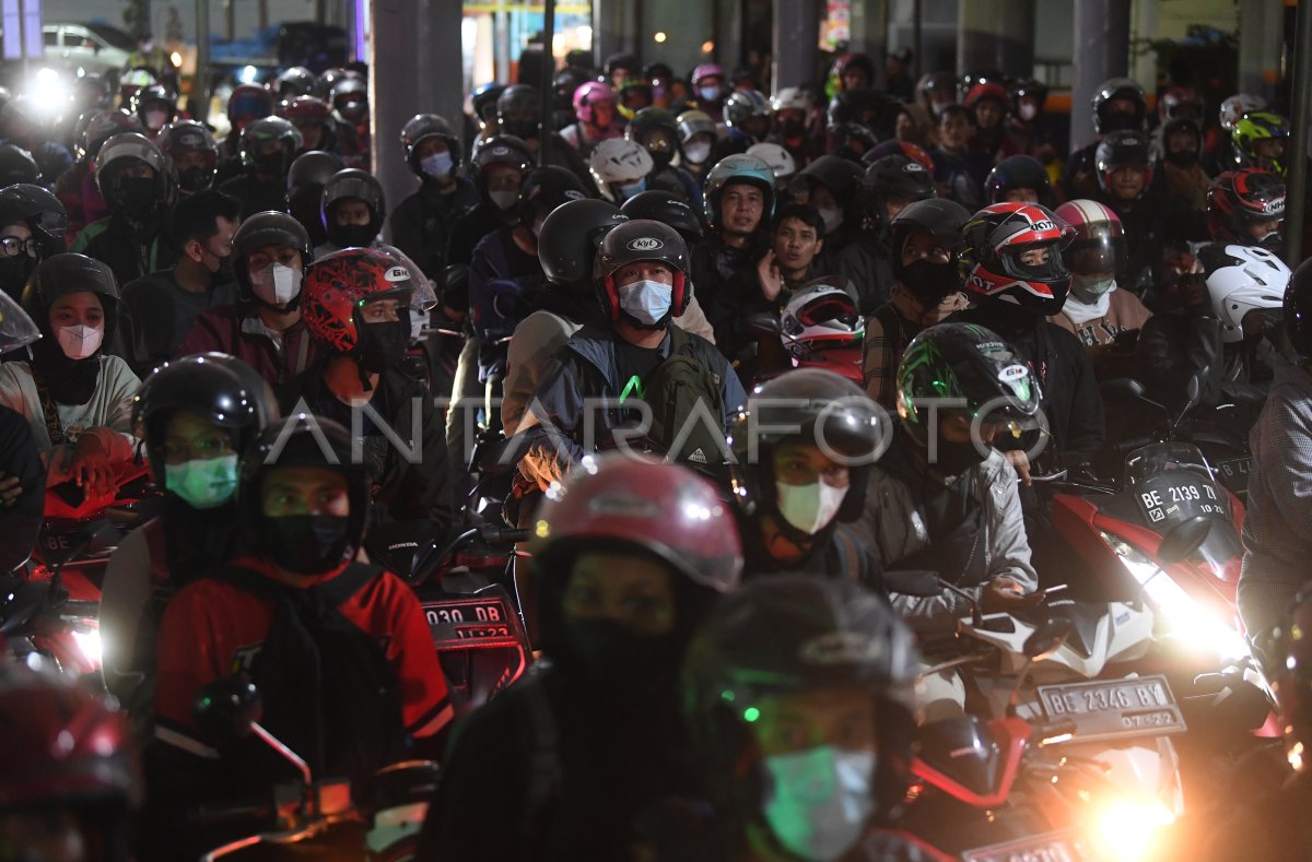 ARUS MUDIK PELABUHAN MERAK | ANTARA Foto