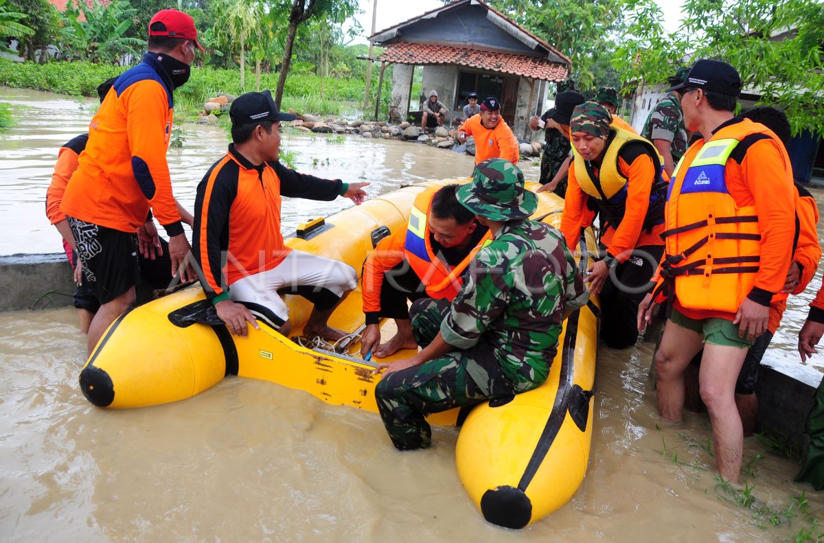 EVAKUASI KORBAN BANJIR | ANTARA Foto