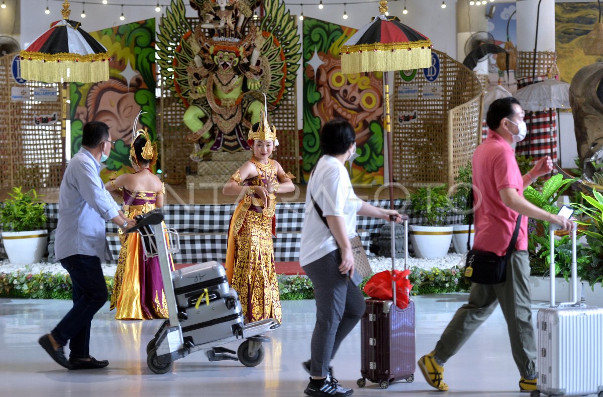 ARUS PENUMPANG LIBURAN IMLEK DI BANDARA BALI | ANTARA Foto ARUS PENUMPANG LIBURAN IMLEK DI BANDARA BALI | ANTARA Foto
