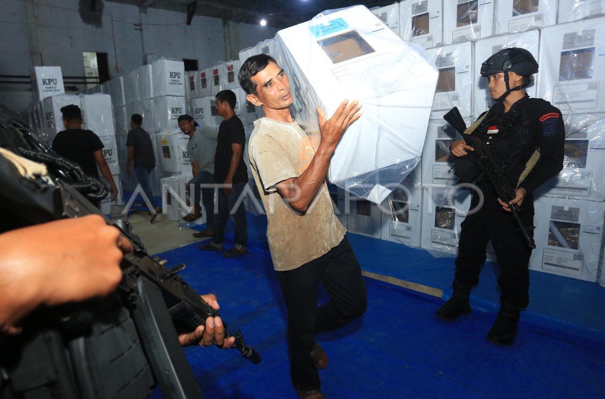 Polisi kawal distribusi logistik Pemilu di Aceh Barat | ANTARA Foto Polisi kawal distribusi logistik Pemilu di Aceh Barat | ANTARA Foto