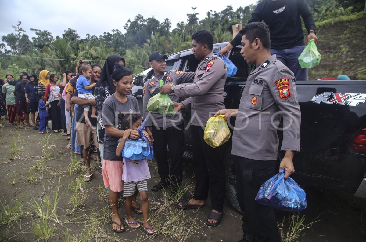 Polisi bagi paket sembako kepada warga terdampak banjir Sungai Kobe | ANTARA Foto