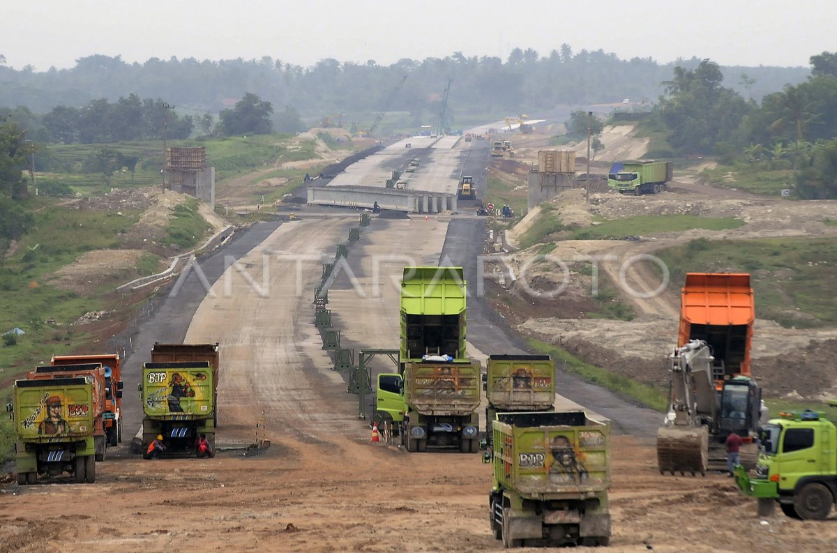 PEMBANGUNAN JALAN TOL TRANS SUMATERA LAMPUNG | ANTARA Foto