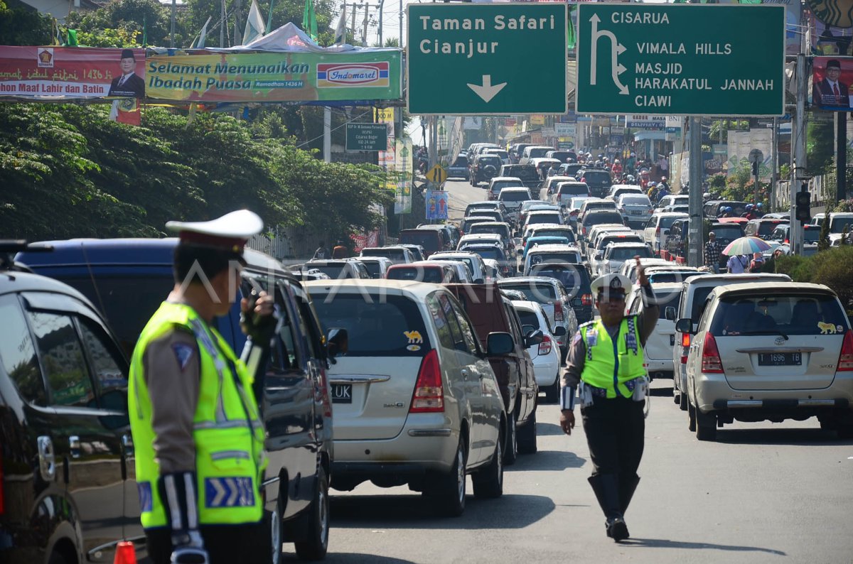 MACET JALUR PUNCAK | ANTARA Foto