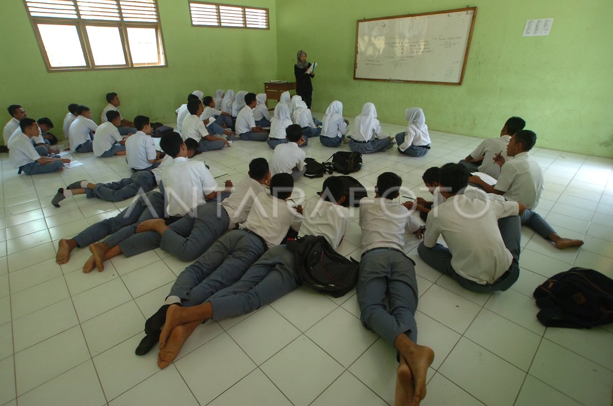 KEGIATAN BELAJAR MENGAJAR DI LANTAI | ANTARA Foto