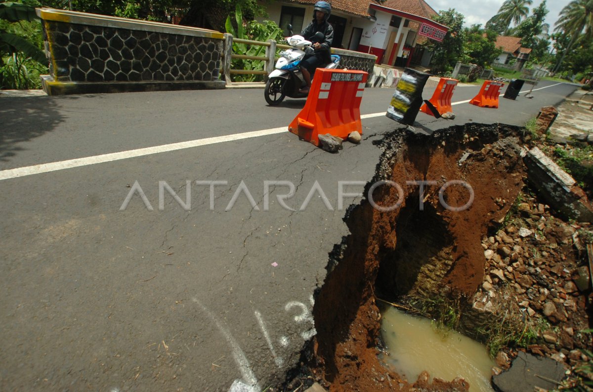 JALAN AMBLAS CIAMIS | ANTARA Foto