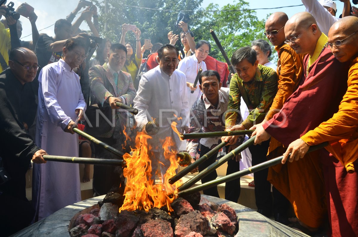PENGAMBILAN API DHAMMA WAISAK | ANTARA Foto