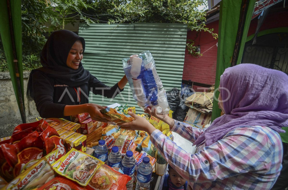 BELANJA DENGAN SAMPAH | ANTARA Foto