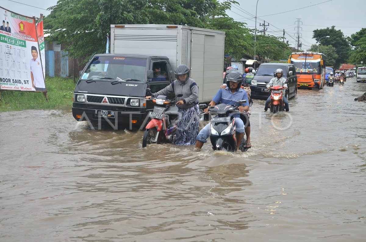 JALAN TERGENANG BANJIR | ANTARA Foto