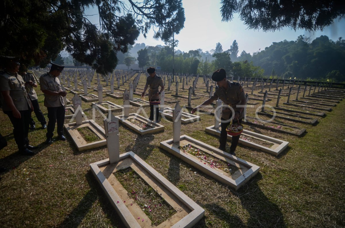 ZIARAH MAKAM PAHLAWAN | ANTARA Foto