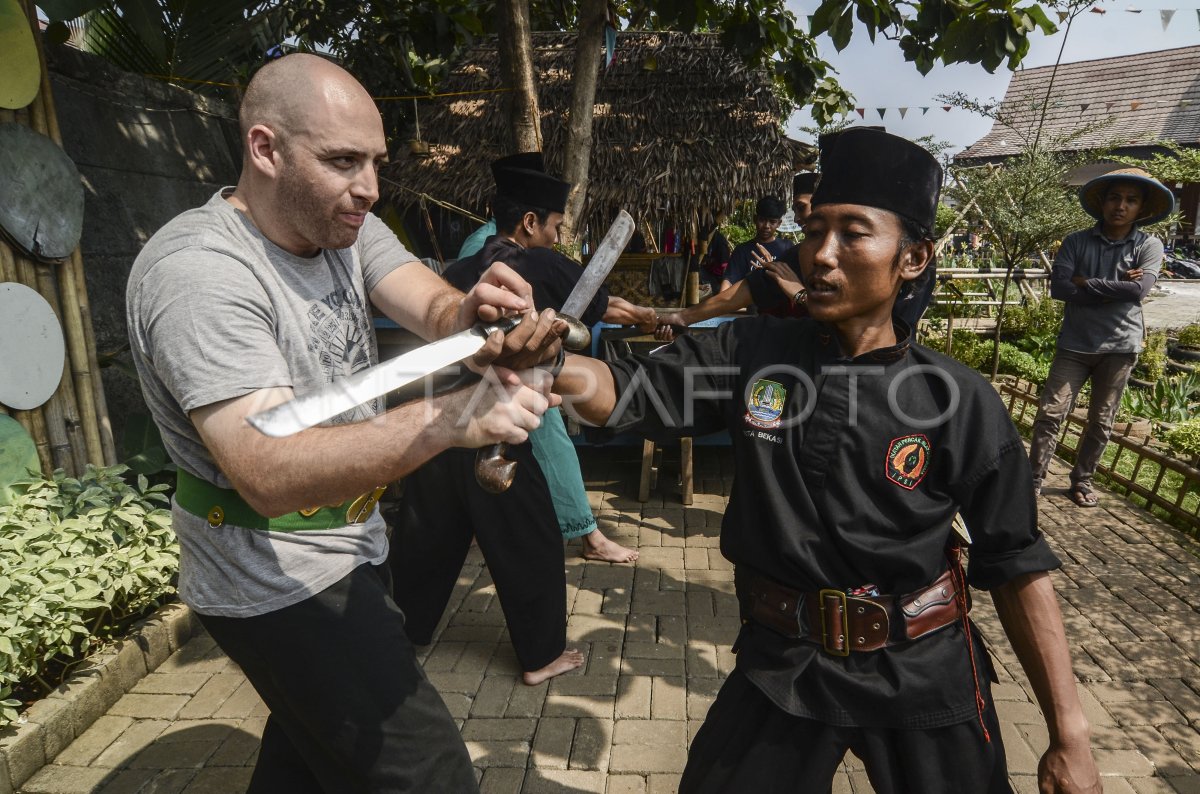 PENCAK SILAT GOLOK TERBANG | ANTARA Foto