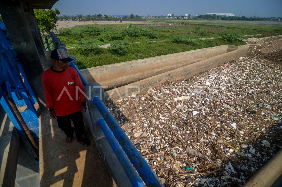 SAMPAH SUNGAI CIKERUH | ANTARA Foto