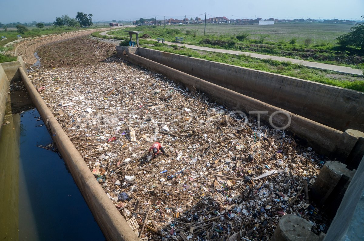 SAMPAH SUNGAI CIKERUH | ANTARA Foto