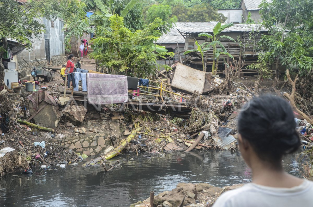 JEMBATAN PENGHUBUNG DUA DESA TERPUTUS | ANTARA Foto JEMBATAN PENGHUBUNG DUA DESA TERPUTUS | ANTARA Foto