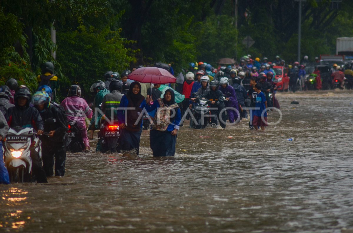 JALAN SOEKARNO HATTA BANDUNG PUTUS AKIBAT BANJIR | ANTARA Foto