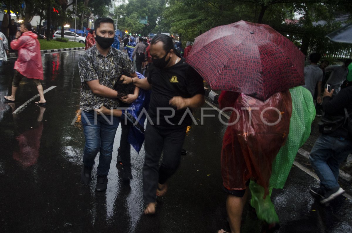 RICUH AKSI TOLAK OMNIBUS LAW DI BANDUNG | ANTARA Foto RICUH AKSI TOLAK OMNIBUS LAW DI BANDUNG | ANTARA Foto