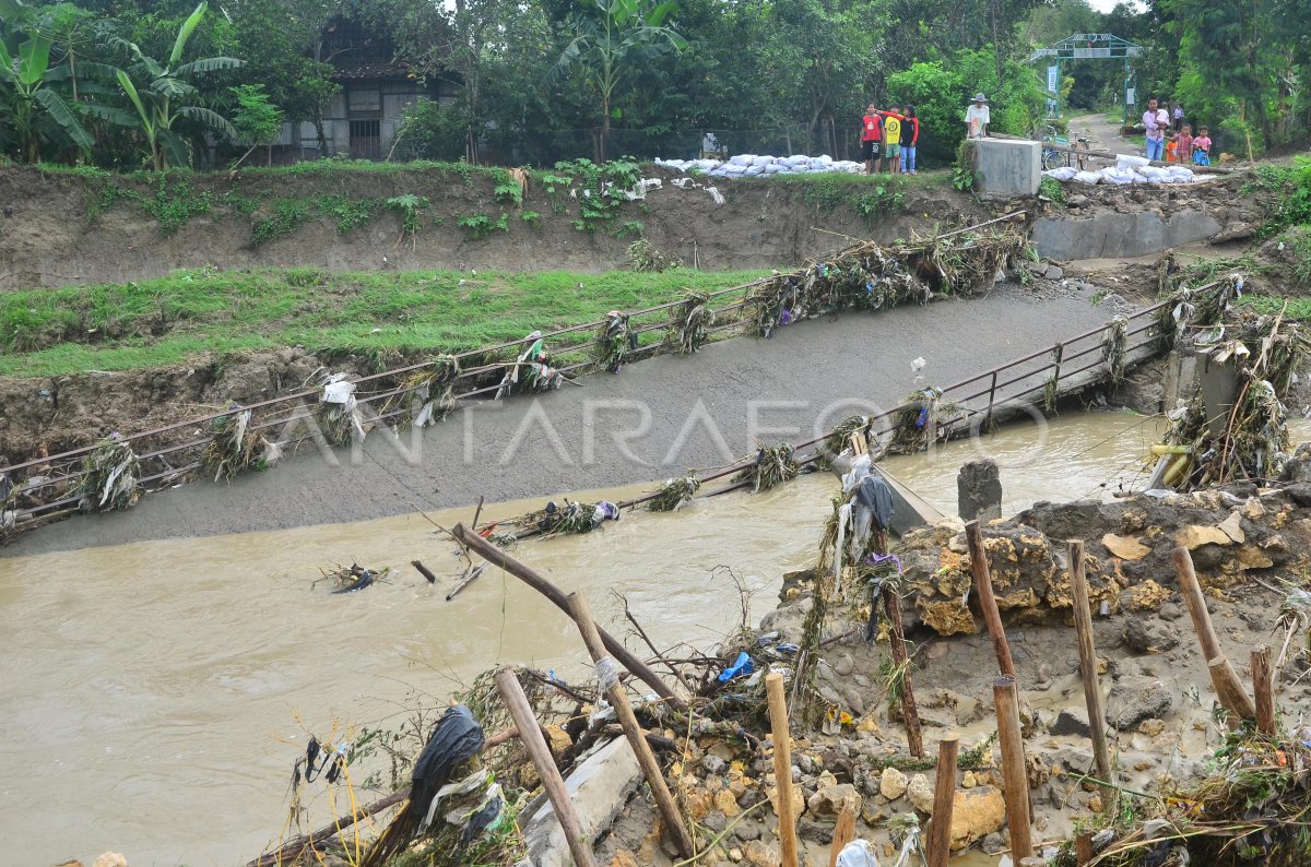 JEMBATAN ROBOH DI GROBOGAN | ANTARA Foto JEMBATAN ROBOH DI GROBOGAN | ANTARA Foto