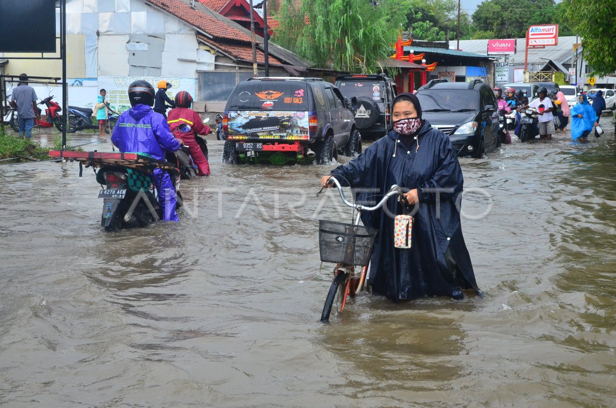 JALAN KUDUS-PURWODADI TERGENANG BANJIR | ANTARA Foto