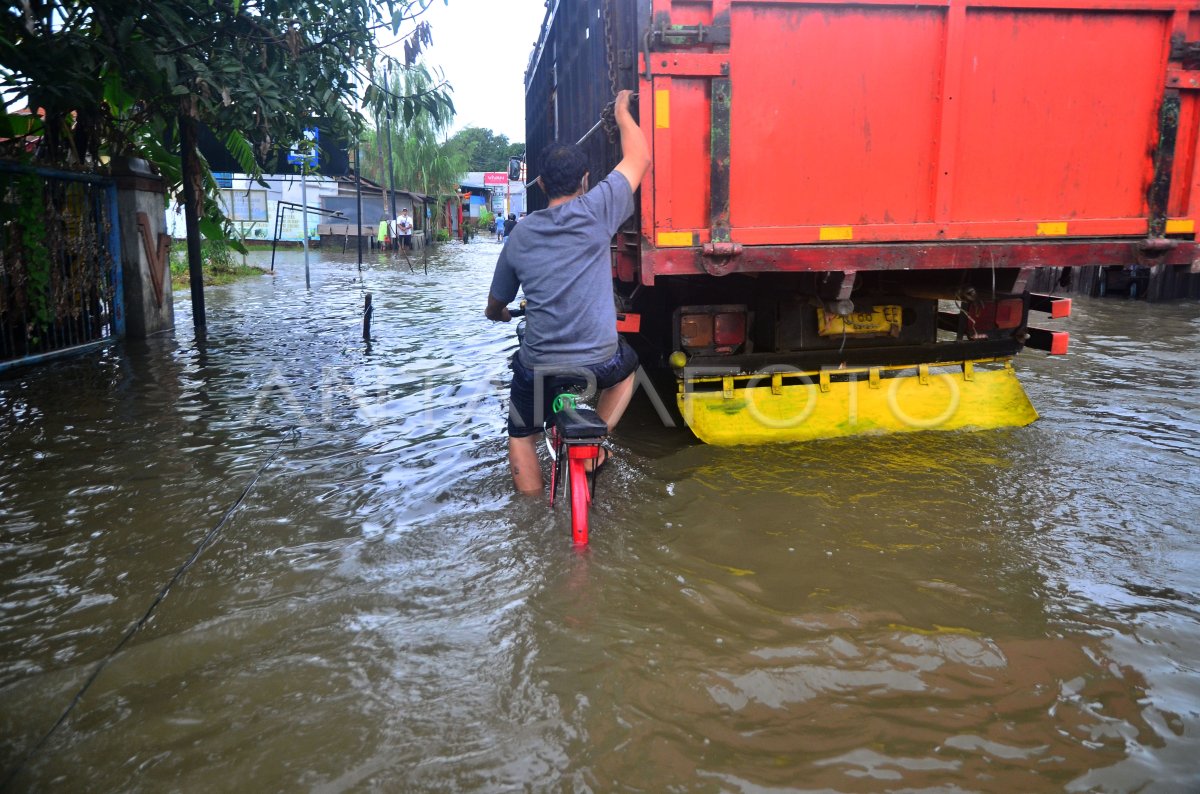 JALAN KUDUS-PURWODADI MASIH TERGENANG BANJIR | ANTARA Foto