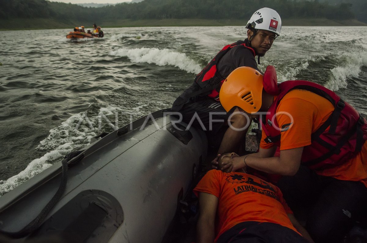 PELATIHAN TANGGAP BENCANA KAWASAN PERAIRAN | ANTARA Foto