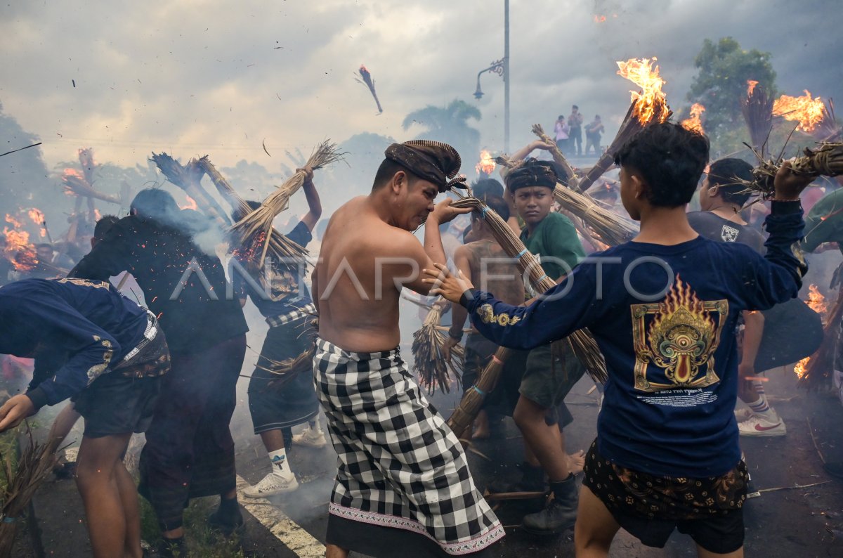 Tradisi perang api jelang Hari Raya Nyepi di Lombok | ANTARA Foto Tradisi perang api jelang Hari Raya Nyepi di Lombok | ANTARA Foto