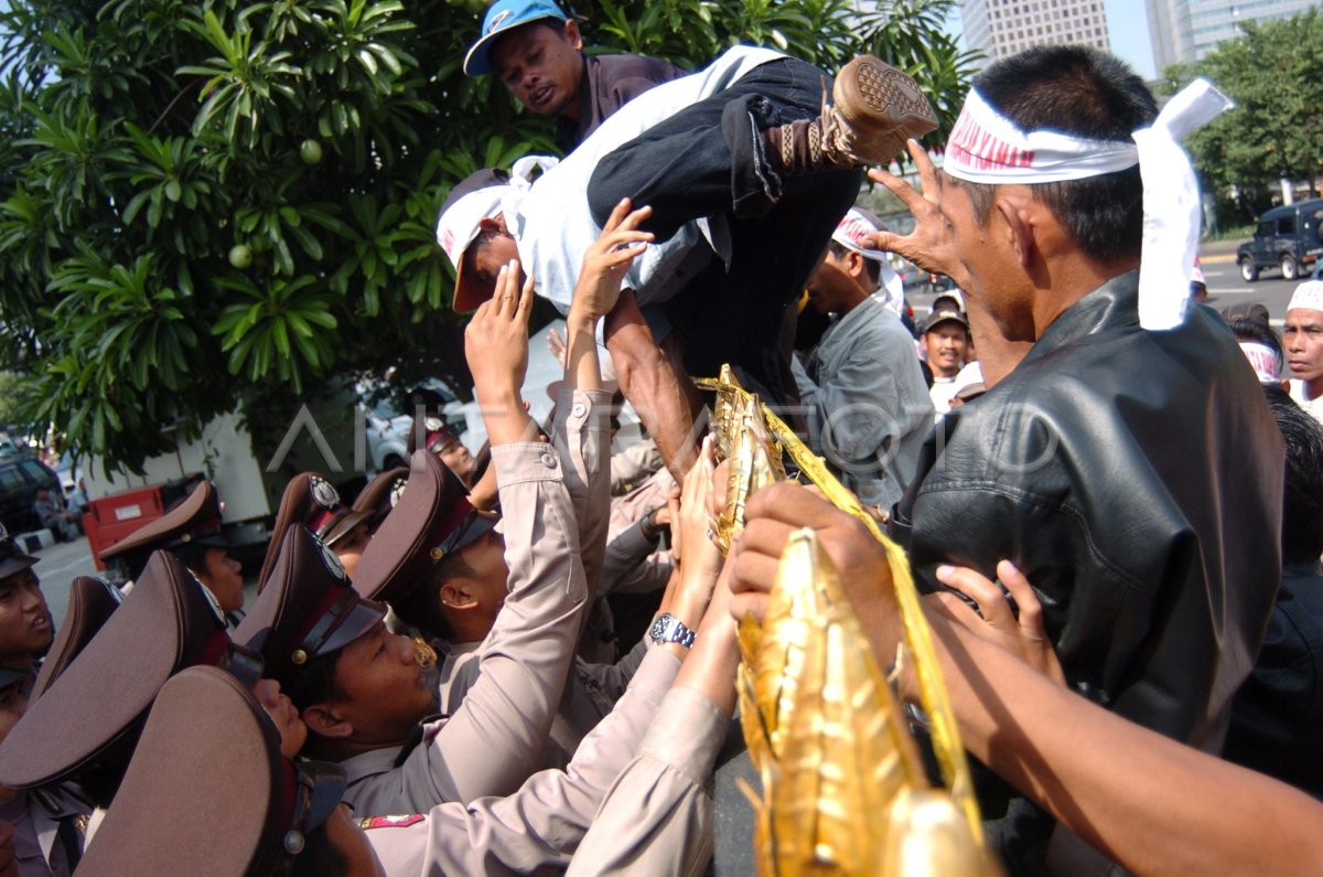 LOMPAT PAGAR | ANTARA Foto LOMPAT PAGAR | ANTARA Foto