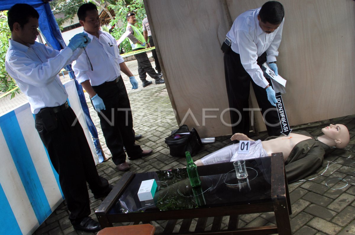 SIMULASI OLAH TKP POLISI | ANTARA Foto SIMULASI OLAH TKP POLISI | ANTARA Foto