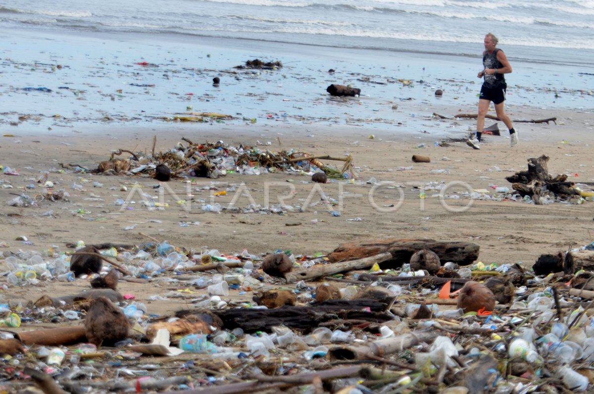 SAMPAH PANTAI KUTA | ANTARA Foto