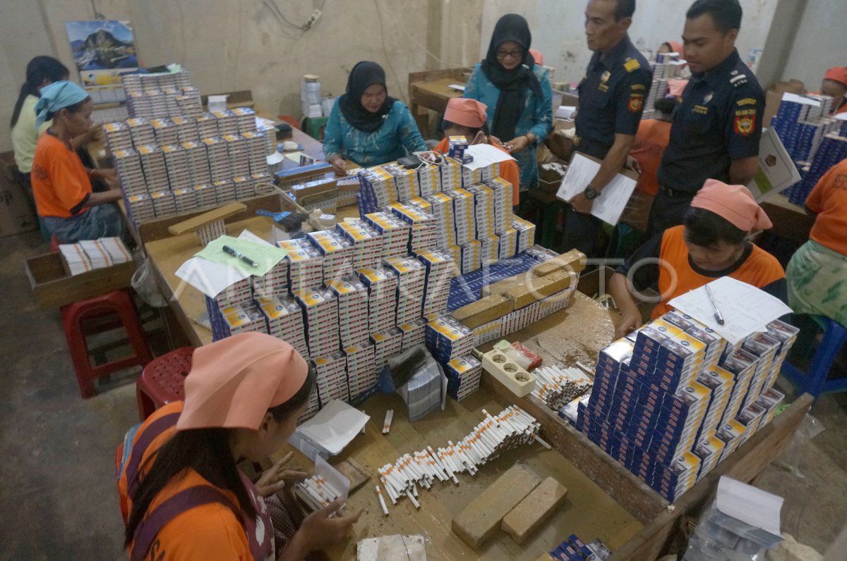 PENGAWASAN INDUSTRI ROKOK DAERAH | ANTARA Foto