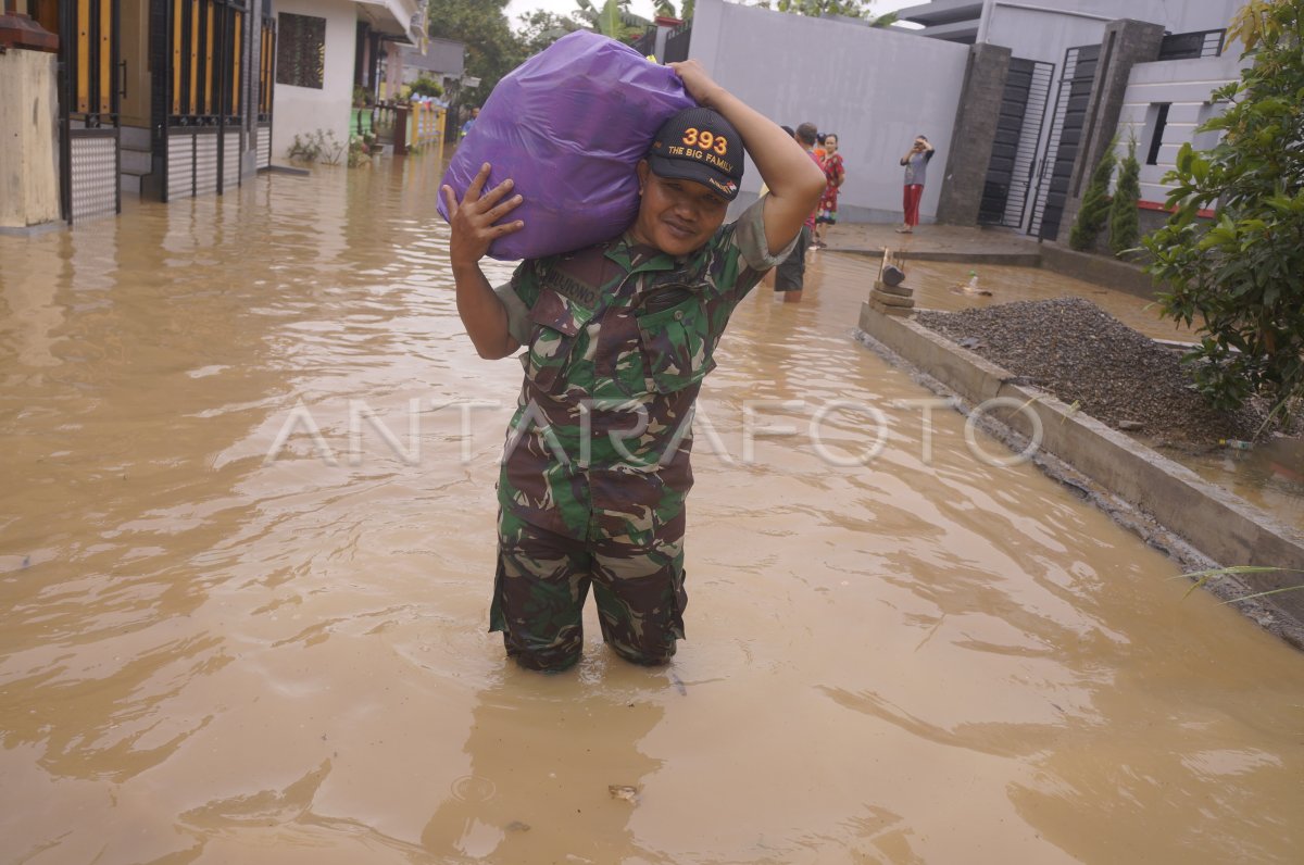 PENYALURAN LOGISTIK PANGAN UNTUK KORBAN BANJIR | ANTARA Foto
