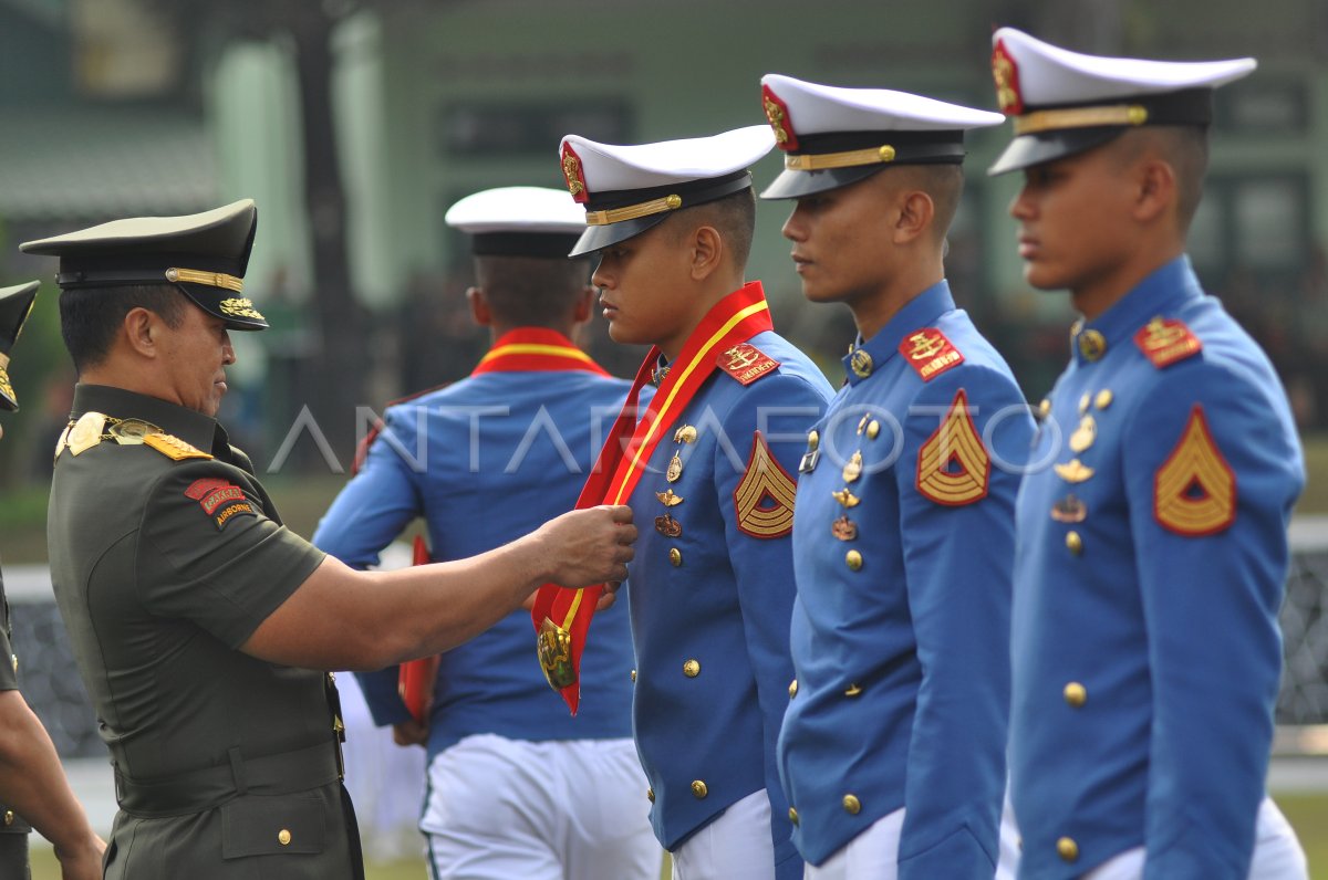 UPACARA PENUTUPAN PENDIDIKAN TARUNA AKMIL | ANTARA Foto UPACARA PENUTUPAN PENDIDIKAN TARUNA AKMIL | ANTARA Foto