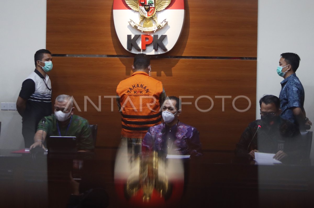 KPK TAHAN PEJABAT PAJAK DADAN RAMDANI | ANTARA Foto