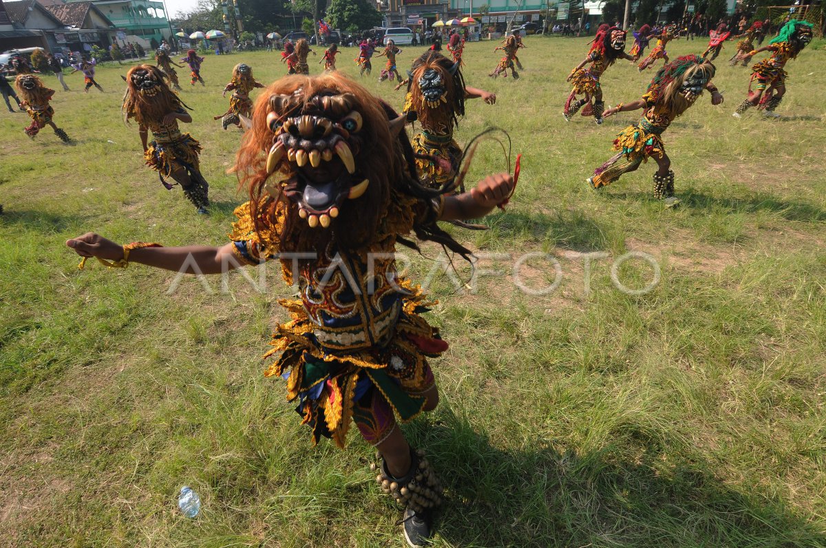 MASS GEDRUK DANCE ART | ANTARA Foto MASS GEDRUK DANCE ART | ANTARA Foto