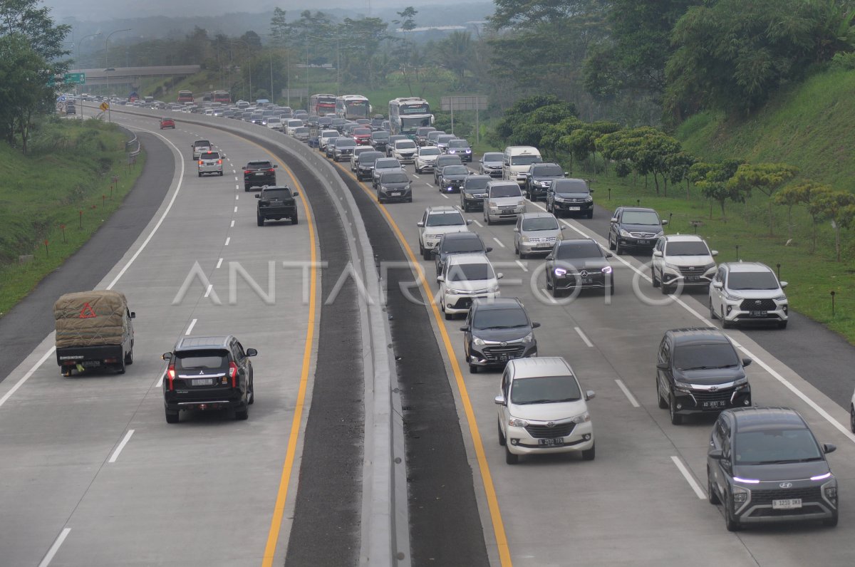 ARUS BALIK TOL SEMARANG-SOLO PADAT MERAYAP | ANTARA Foto